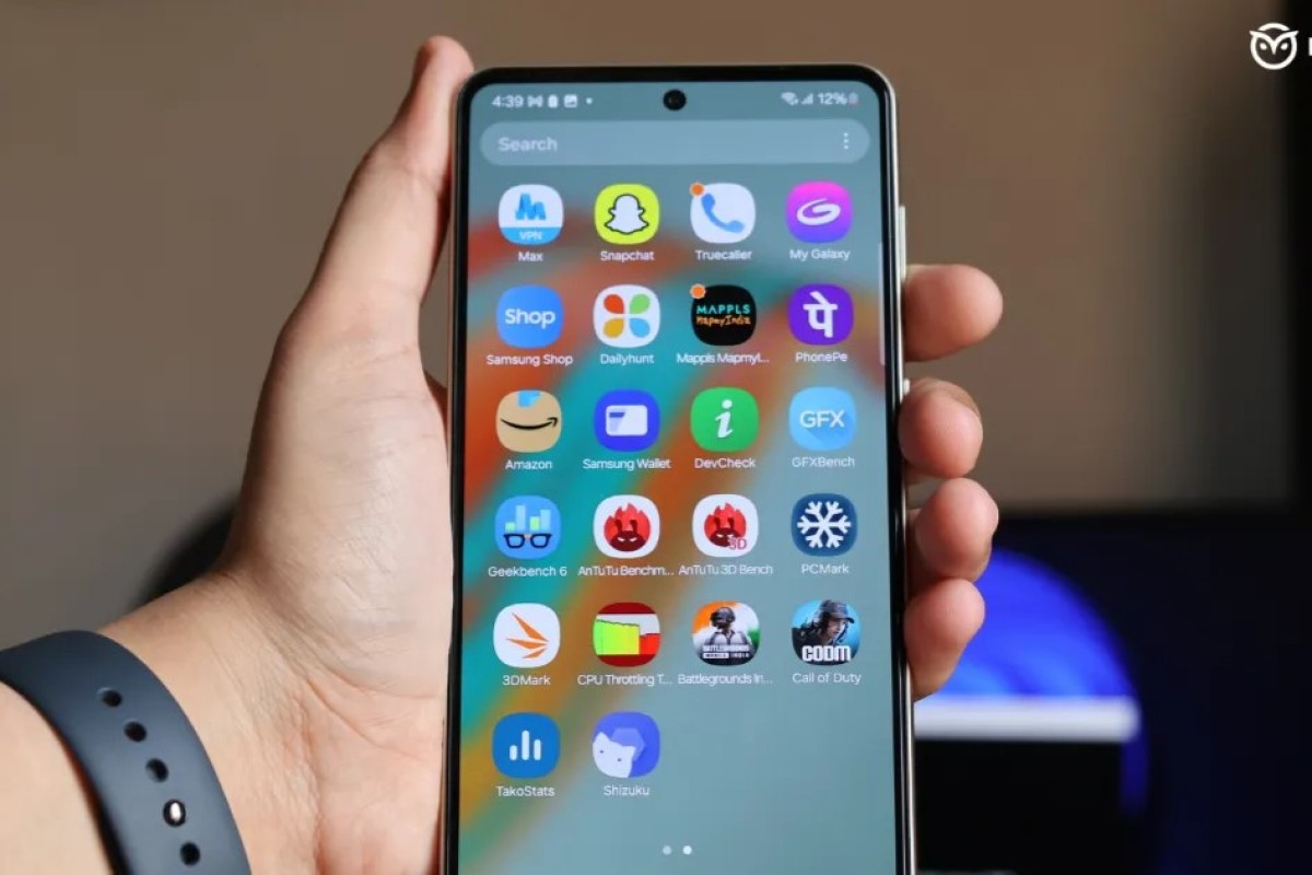 Trên tay Samsung Galaxy F55: Mặt lưng da sang trọng, chạy Snapdragon 7 Gen 1 nhưng tiếc là